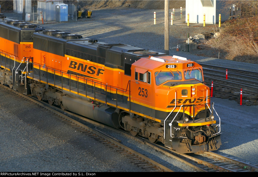 BNSF 253 LVJEVE at Delta